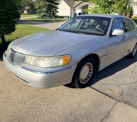 2001 Lincoln Town Car For Sale | AutoGuide.com